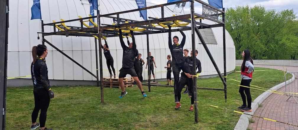 Runmageddon Kraków 2023. Uczestnicy pokonywali przeszkody w Tauron Arenie - Kraków Radio ESKA