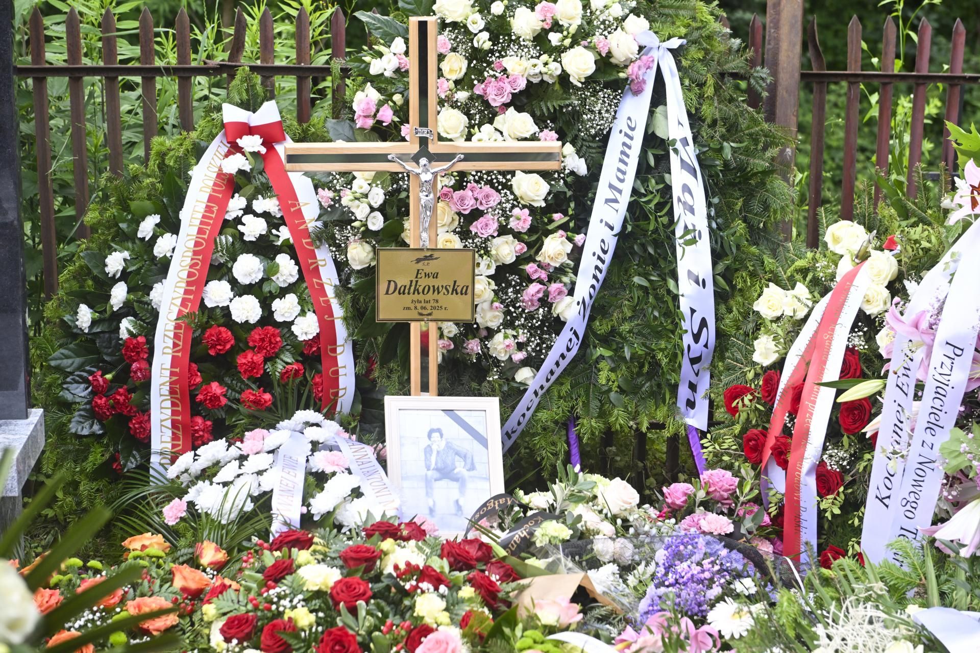 Pogrzeb Ewy Dałkowskiej. Tak pożegnano zmarłą aktorkę [ZDJĘCIA] - ESKA.pl