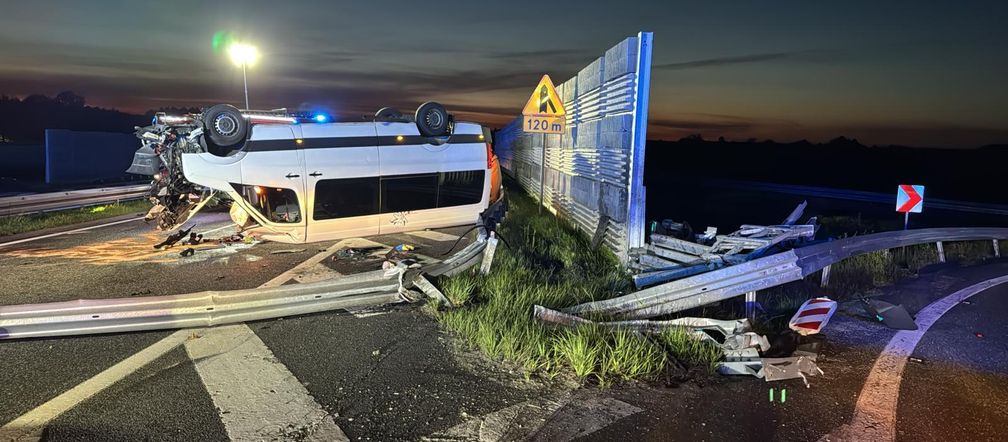 S8 pod Wyszkowem: Bus dachował, w środku było 7 osób! - Warszawa, Super ...