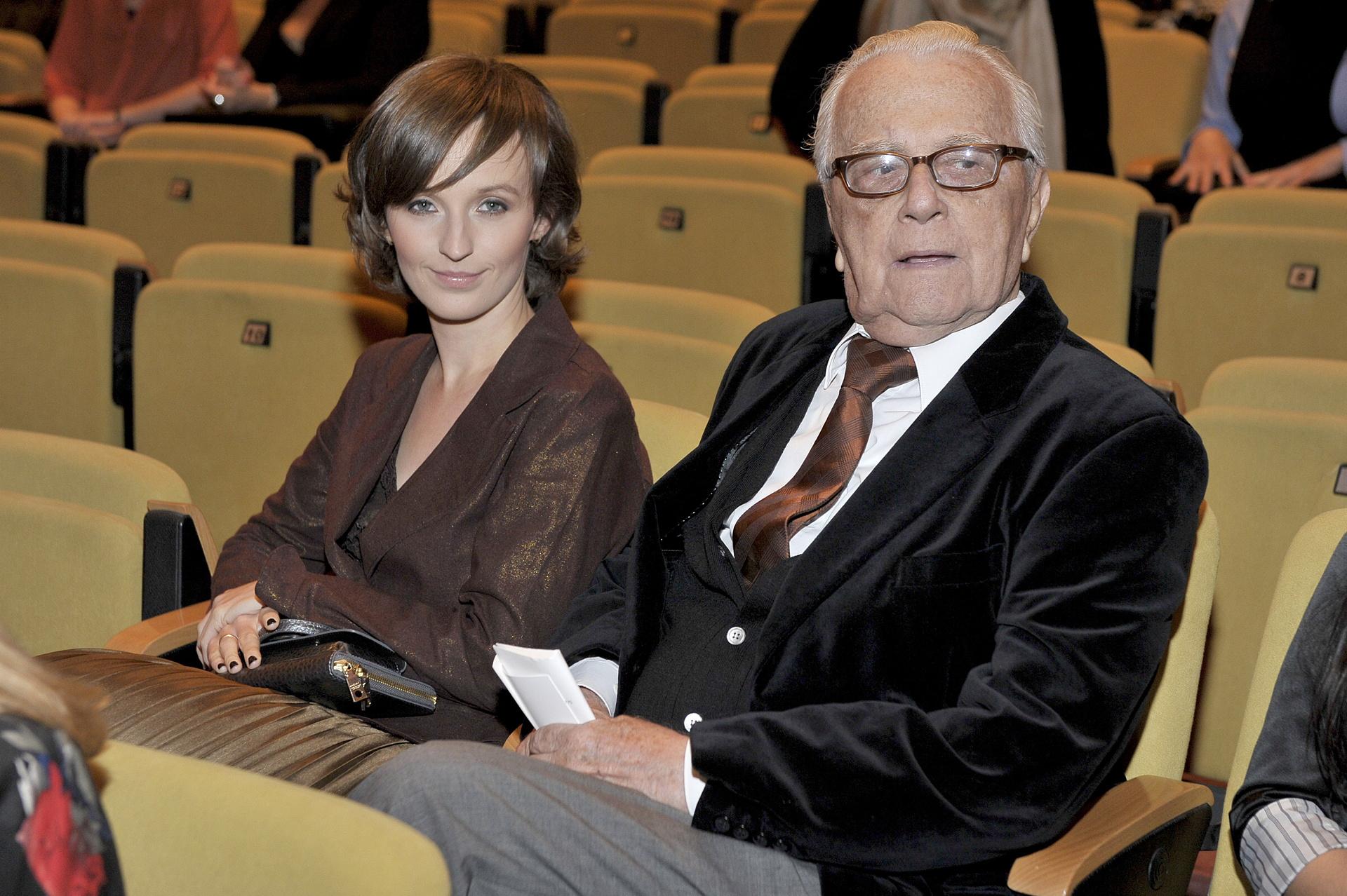 85-letni Łapicki wziął sobie za żonę 25-latkę. Małżeństwo zakończyło ...