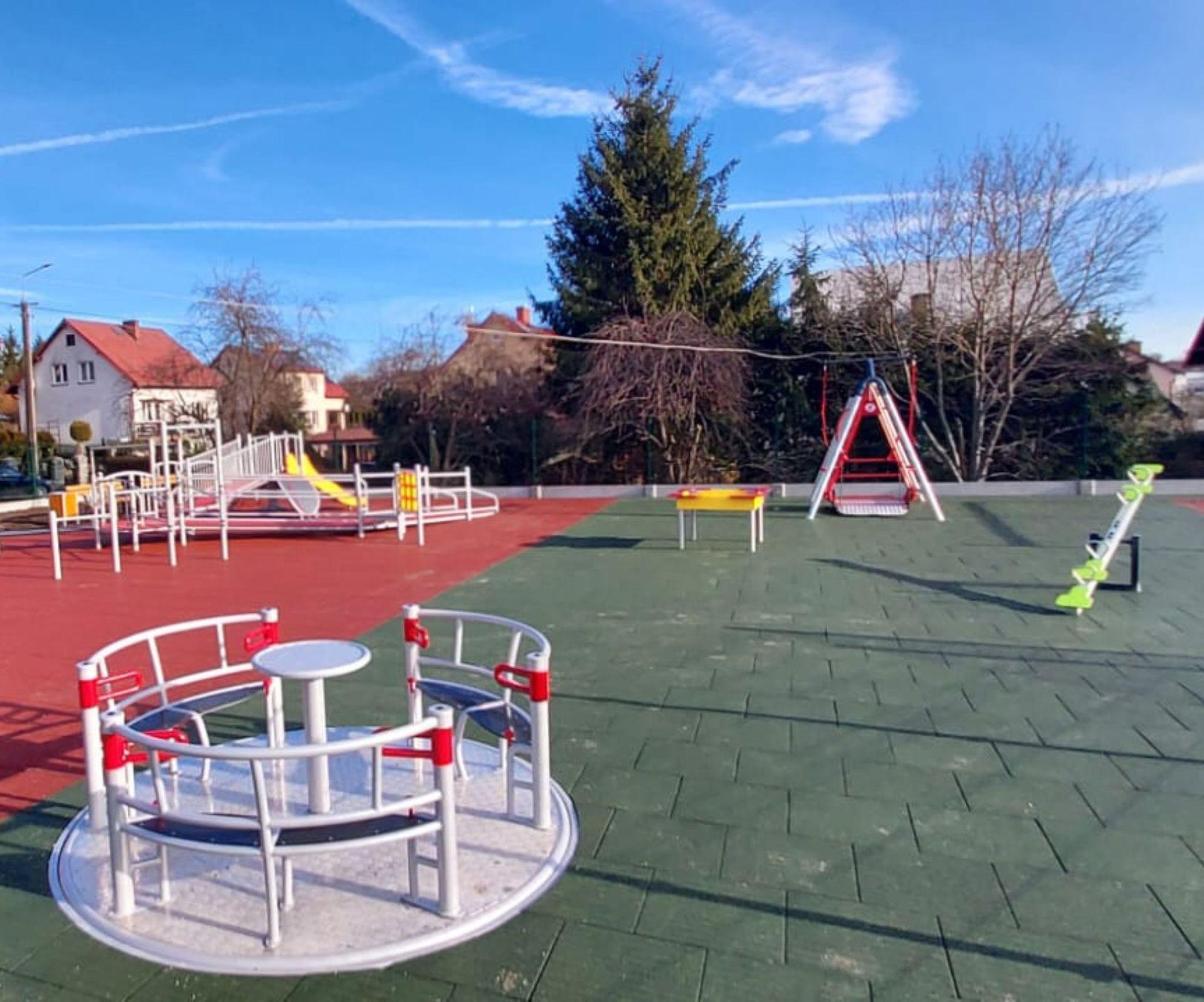 Nowy integracyjny plac zabaw w Olsztynku. Powstał z myślą o dzieciach z niepełnosprawnościami ...