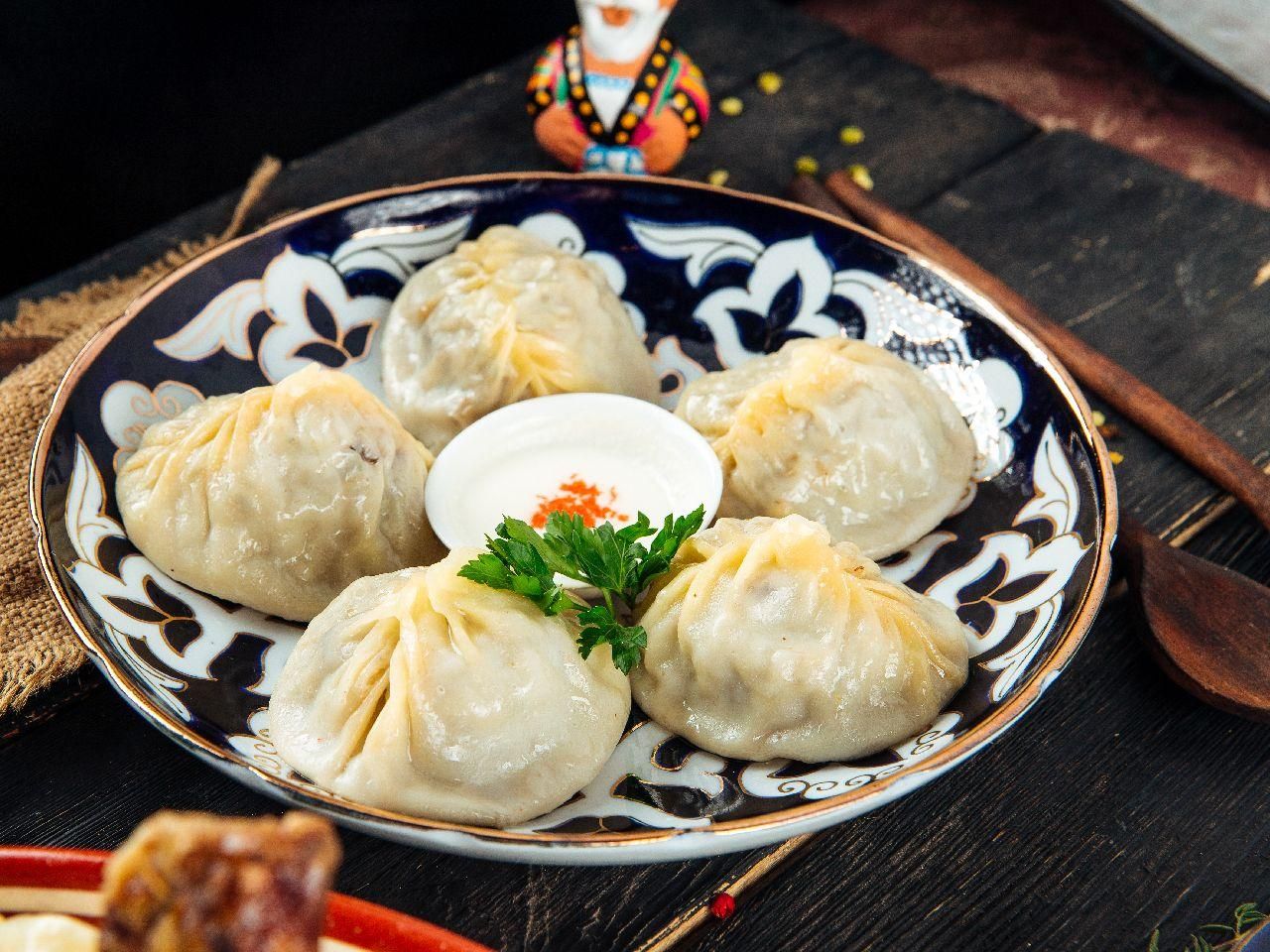 Manty, czyli pierogi na parze. Sekretem ich smaku jest aromatyczny ...