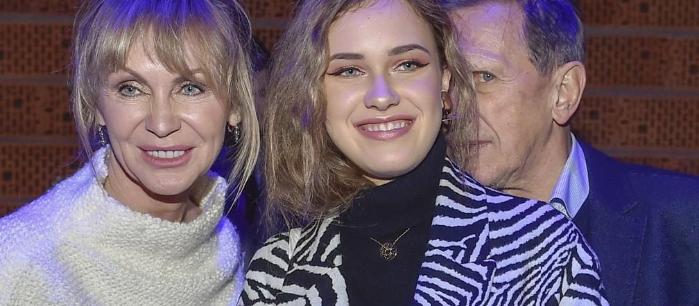 Englert obsadził żonę i córkę w głównych rolach w spektaklu. Wszystko ...