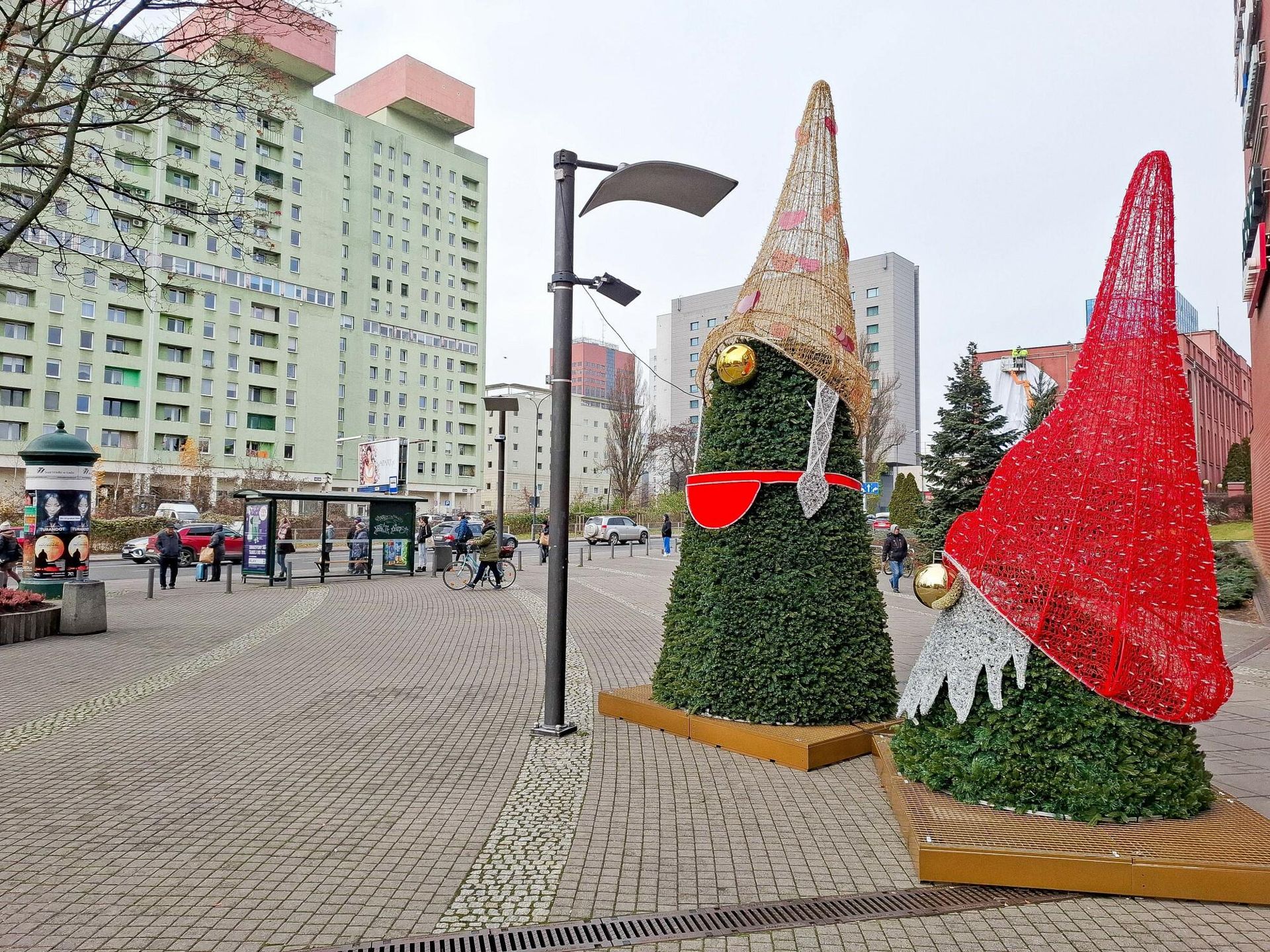 Sklepy otwarte 25.12.2024. Gdzie zrobić zakupy w Boże Narodzenie? Które Żabki są otwarte ...