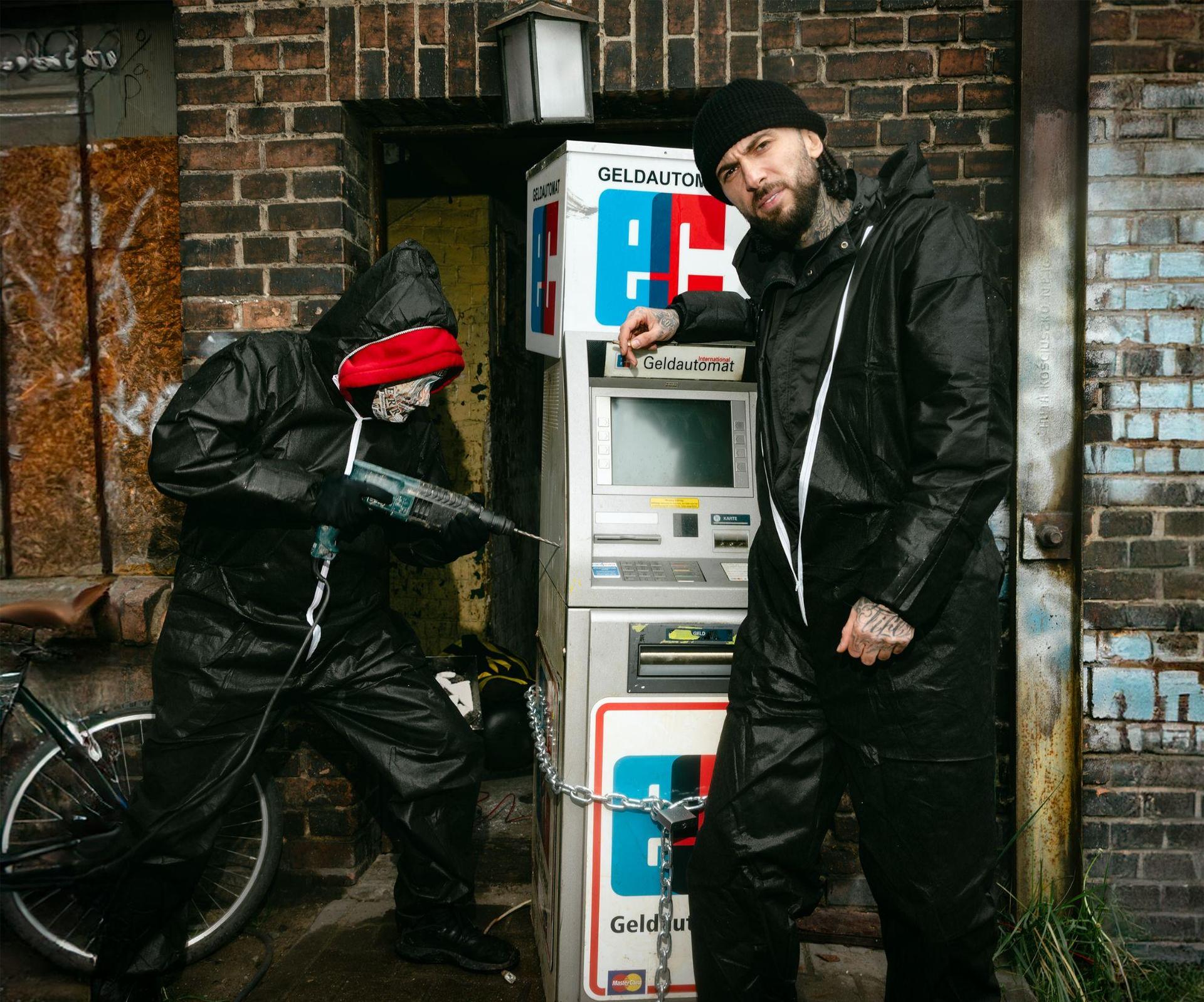 Malik Montana i 2T4 z ulicznym numerem "Czeski Plastik". Jest ostro! - ESKA.pl