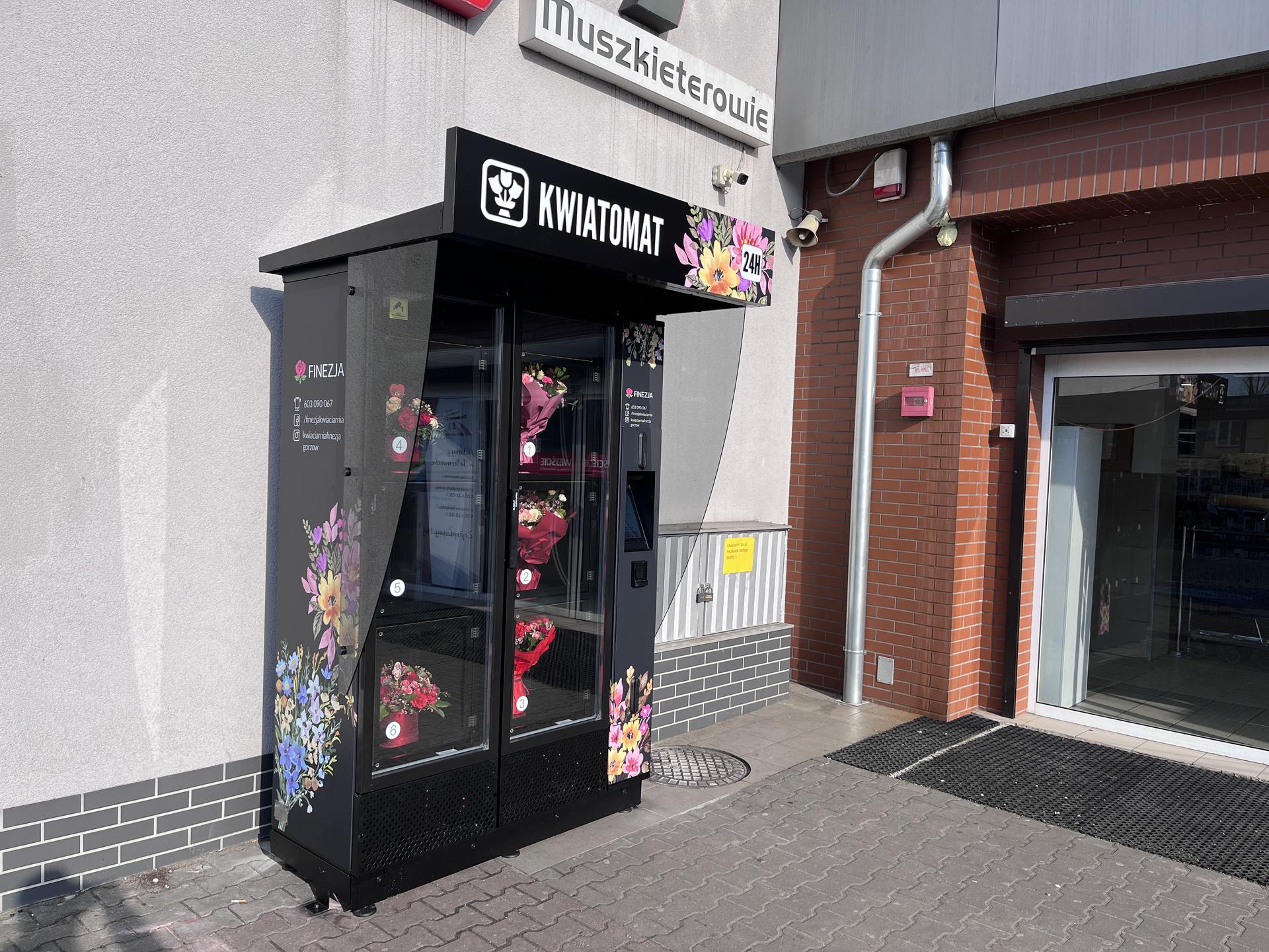 W końcu będzie można kupić kwiaty w nocy! W Gorzowie powstał pierwszy kwiatomat. Ile kosztuje ...