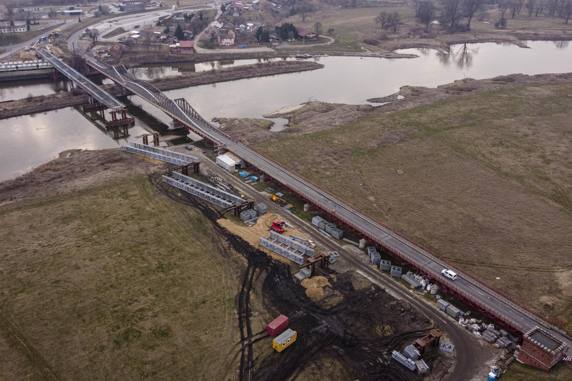 Ścinawa: Trwa budowa mostu tymczasowego na Odrze. Sprowadzono go prosto z USA [ZDJĘCIA ...