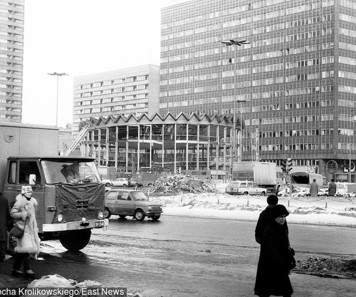 Potężna eksplozja w Rotundzie PKO w centrum Warszawy. Zginęło 49 osób. "Budynek uniósł się ...