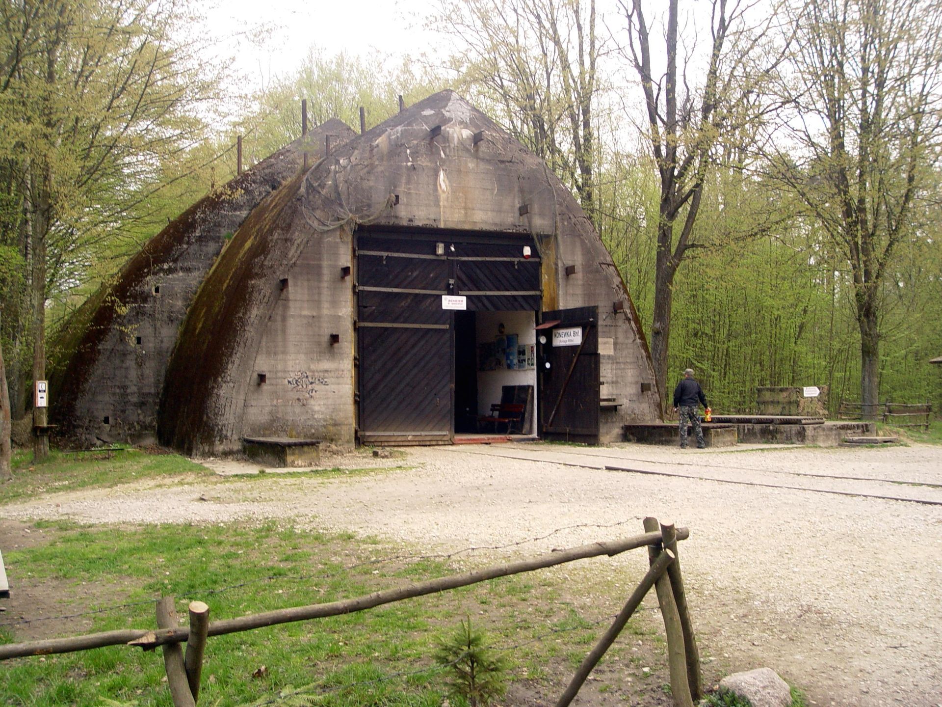 Bunkry w Konewce w Łódzkiem. Mówi się, że miały być zapasowym miejscem ...