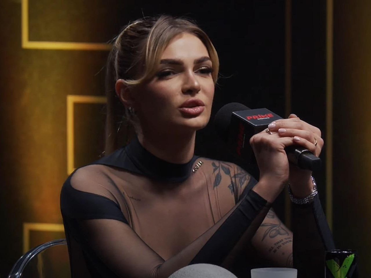 Magda Loskot w obcisłym stroju policjantki z ogromnym dekoltem ...