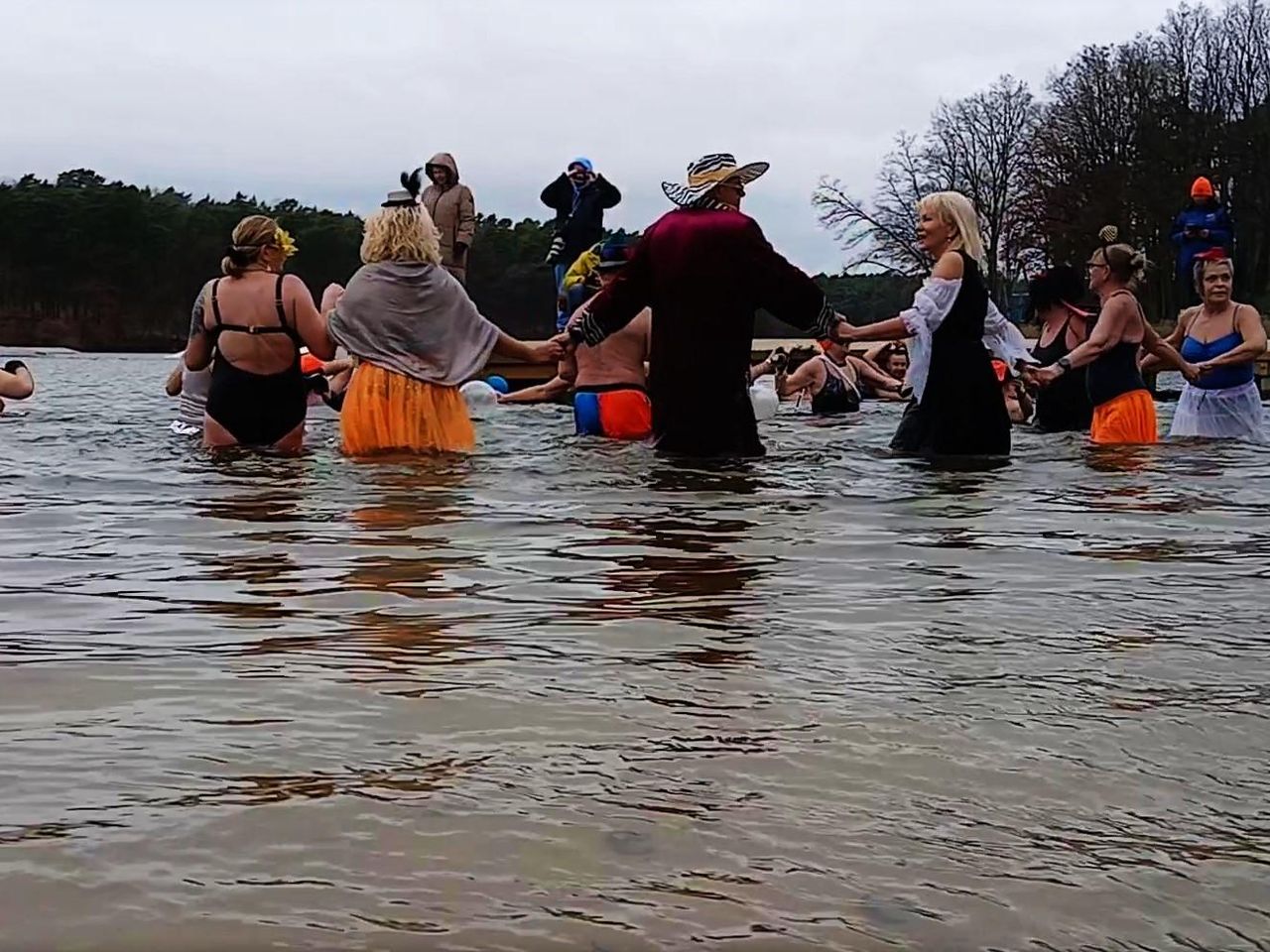 W szampańskich nastrojach i lodowatej wodzie. Tak szczecińskie morsy powitały 2025 rok nad ...