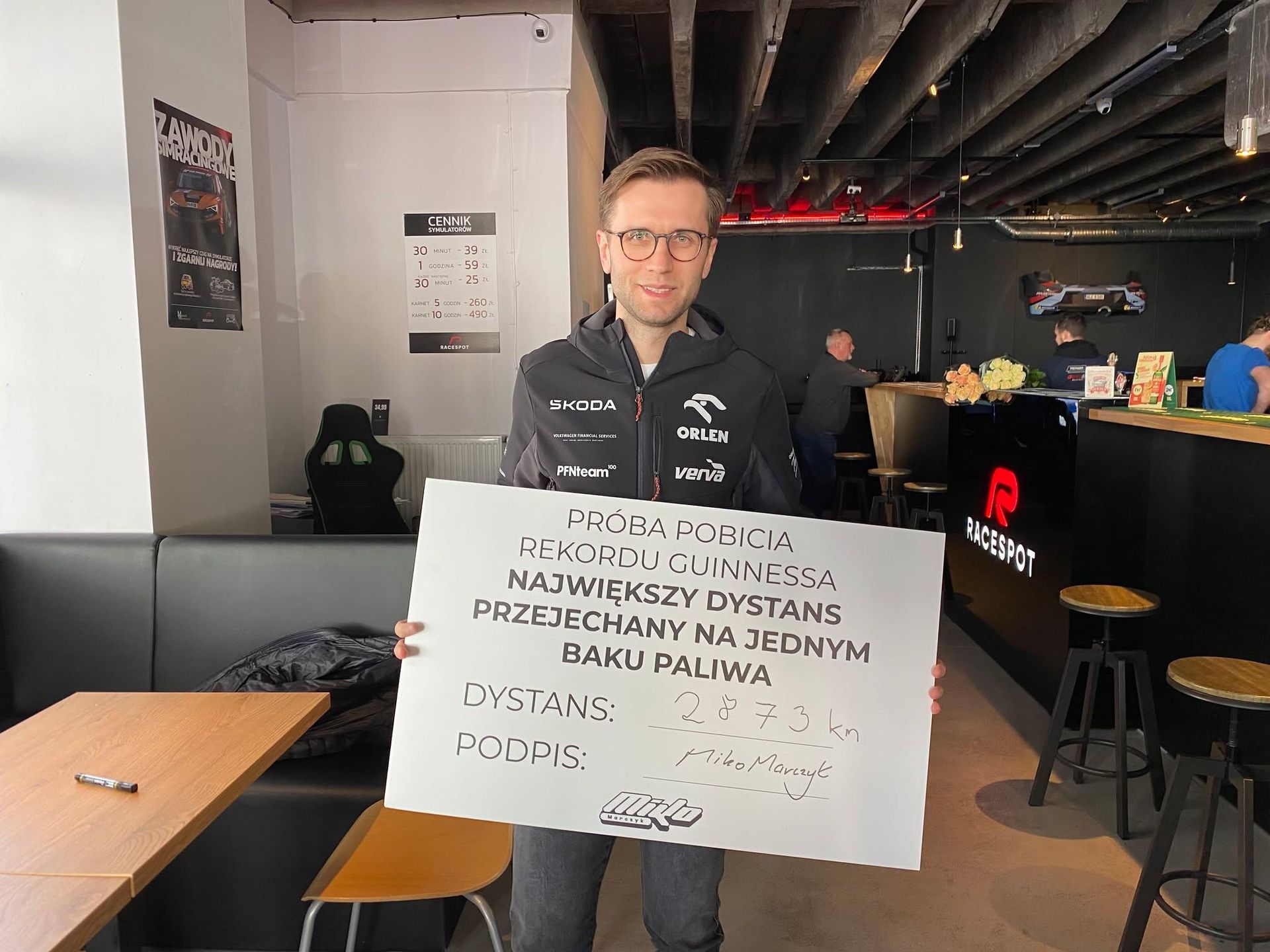 Jemu ceny paliwa nie są straszne! Przejechał z Łodzi do Paryża i z powrotem… na jednym baku ...