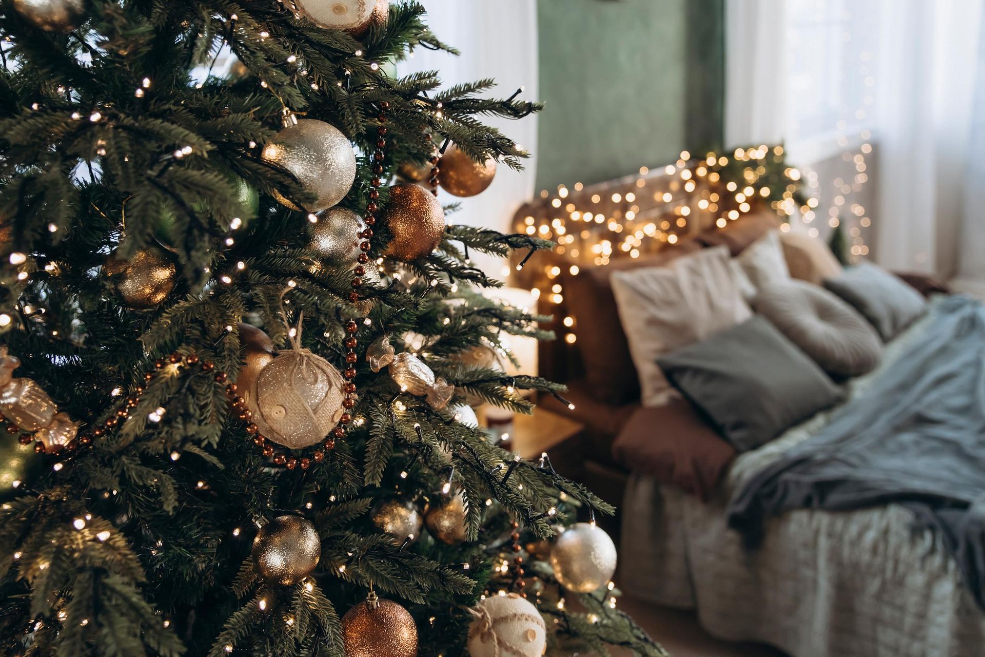 Najmodniejsze kolory na choinkę 2025 – inspiracje i trendy - Urzadzamy.pl