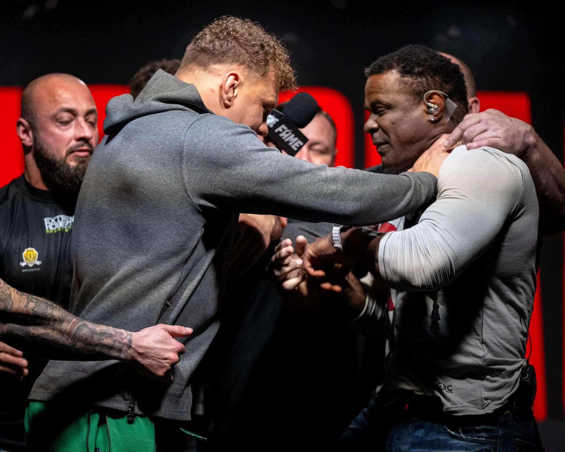 Ochrona rozdzielała gwiazdy FAME MMA. Ostry face-to-face przed galą ...