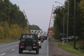 Przebudowa DK61. W związku z budową wiaduktu kolejowego drogowcy ...