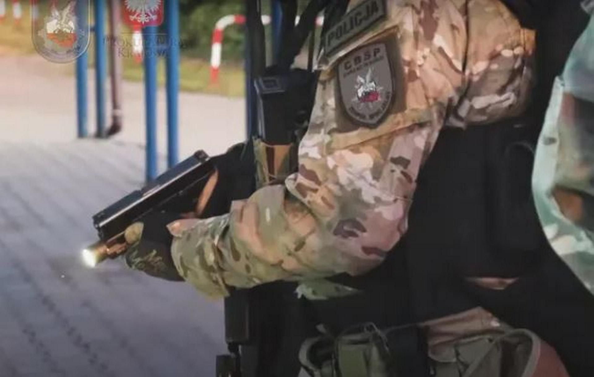 Znalazła zwłoki Adama. Ważny funkcjonariusz CBŚP leżał w rowie. W tle ...