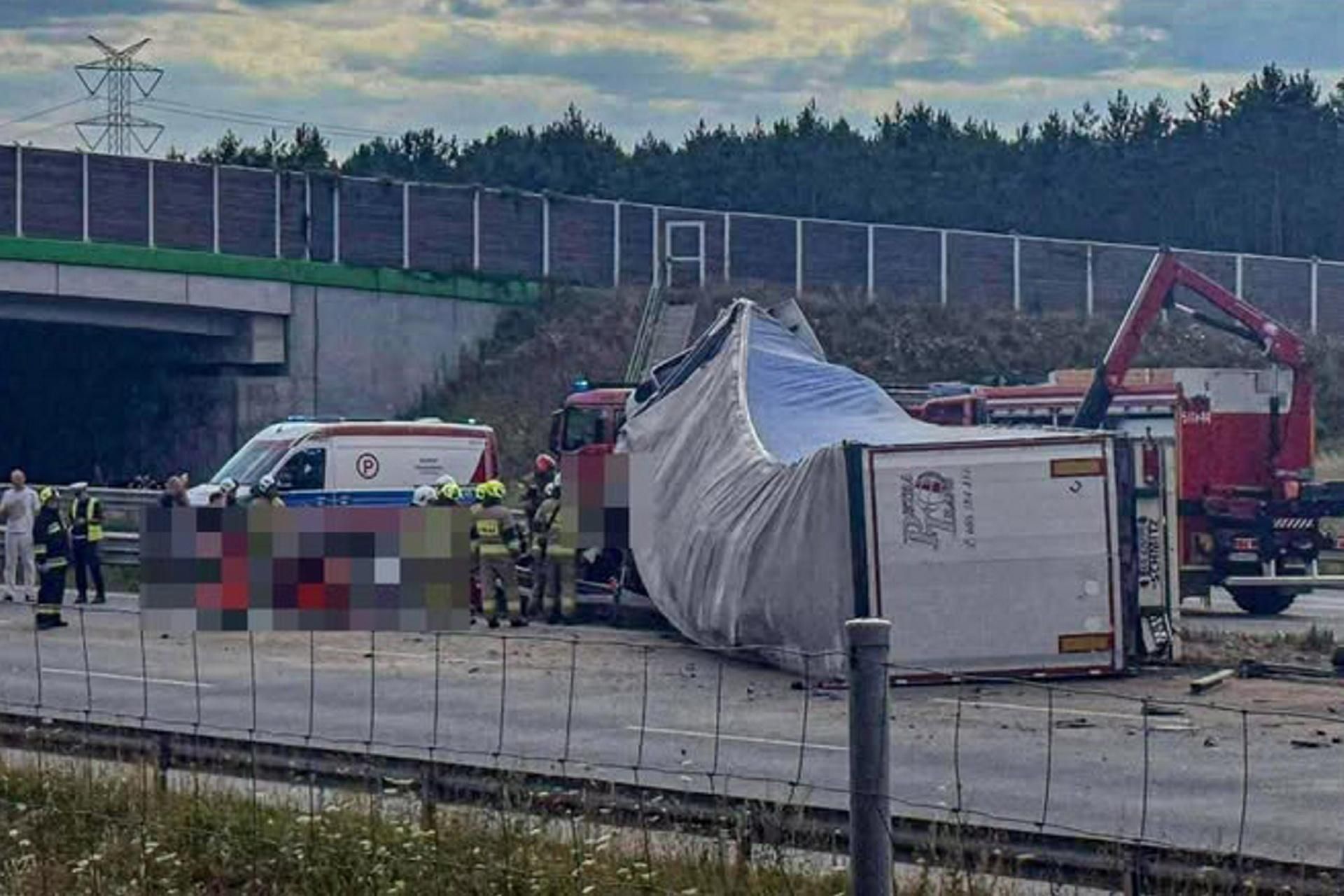 Dramatyczny wypadek na autostradzie A1. Ciężarówka po wystrzale opony przewróciła się na ...