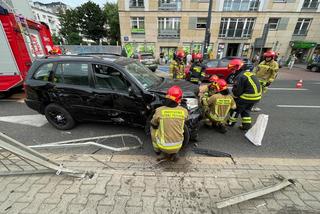 Pijany staranował barierki przy przystanku tramwajowym. O krok od tragedii w Warszawie ...