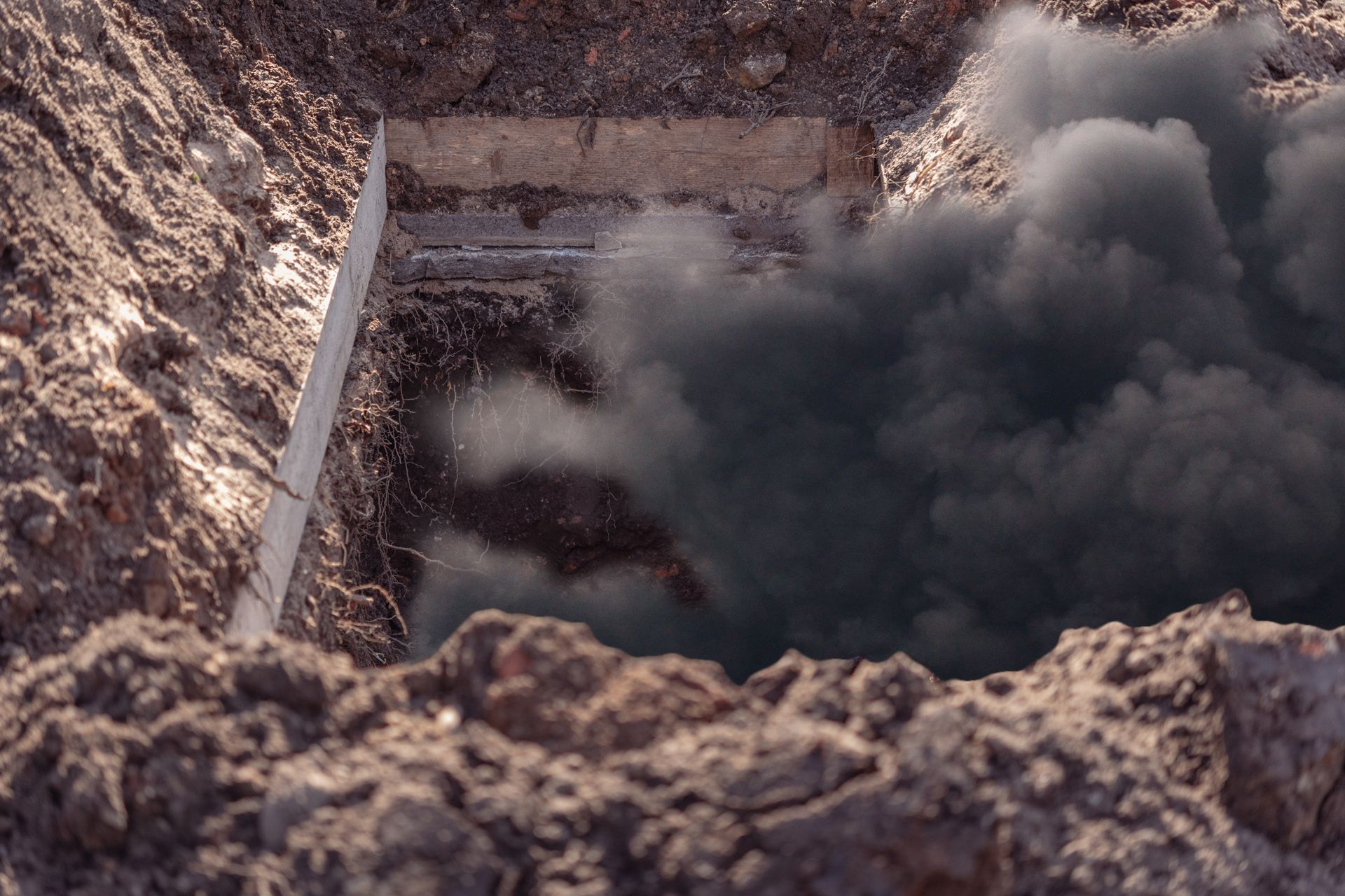 Kopali grób, gdy nagle z dołu zaczął wydobywać się dym. Na miejsce ...