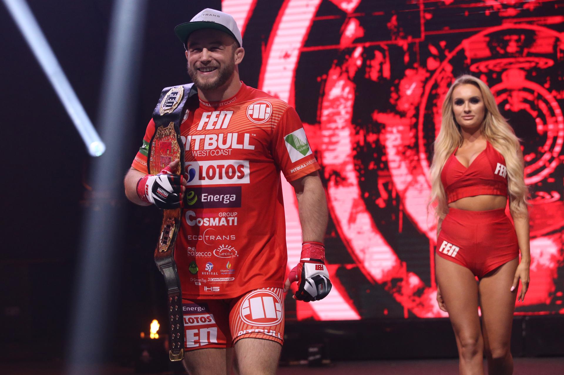 Mateusz Rębecki rozwalił rywala w debiucie na UFC. Efektowna wygrana i ... Mateusz Rębecki rozwalił rywala w debiucie na UFC. Efektowna wygrana i ...