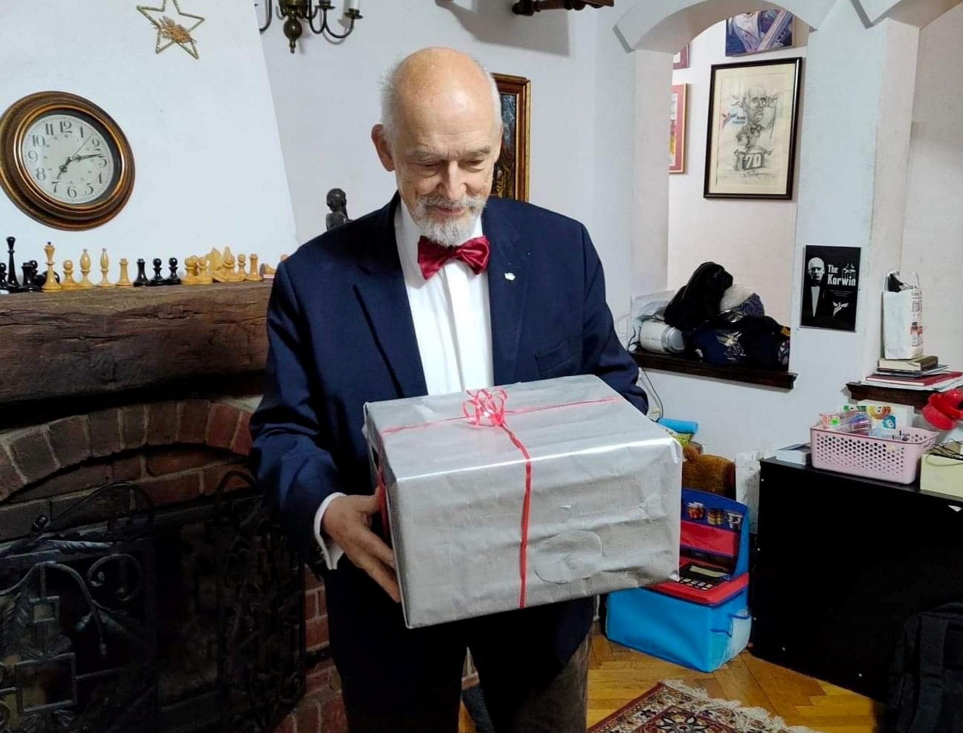 Janusz Korwin-Mikke ma 80 lat! Żona kupiła mu osobliwy prezent. Dzięki ...
