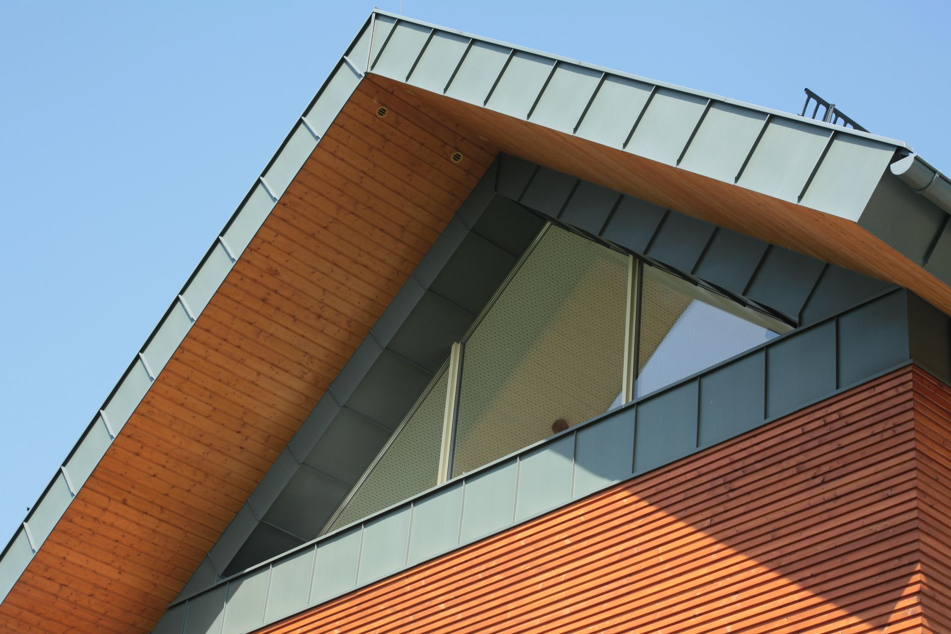 Podbitka dachowa. Deski kompozytowe, blacha trapezowa i inne nietypowe ...