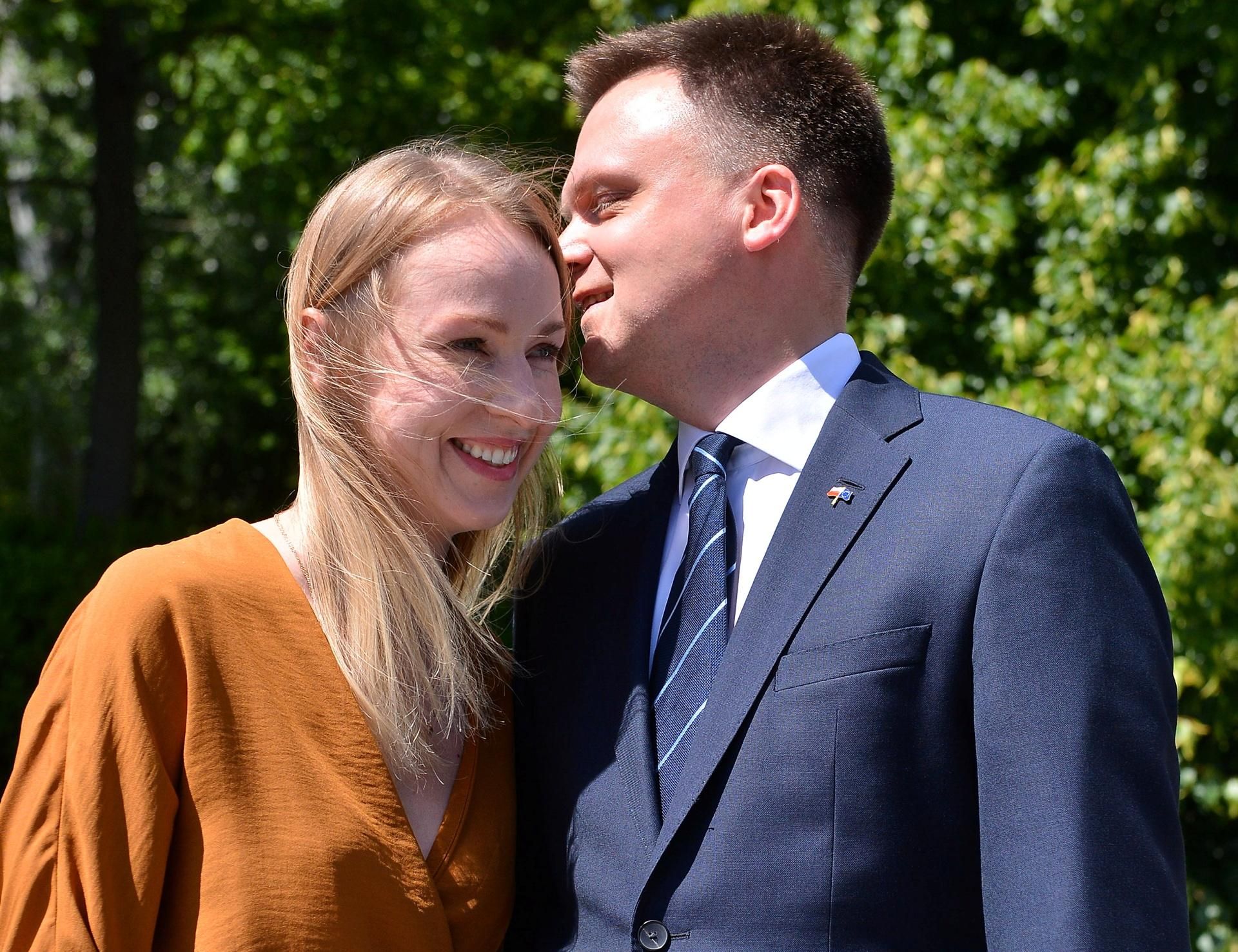 Roześmiany Szymon Hołownia z żoną na wystawie. Było warto? - Super ...