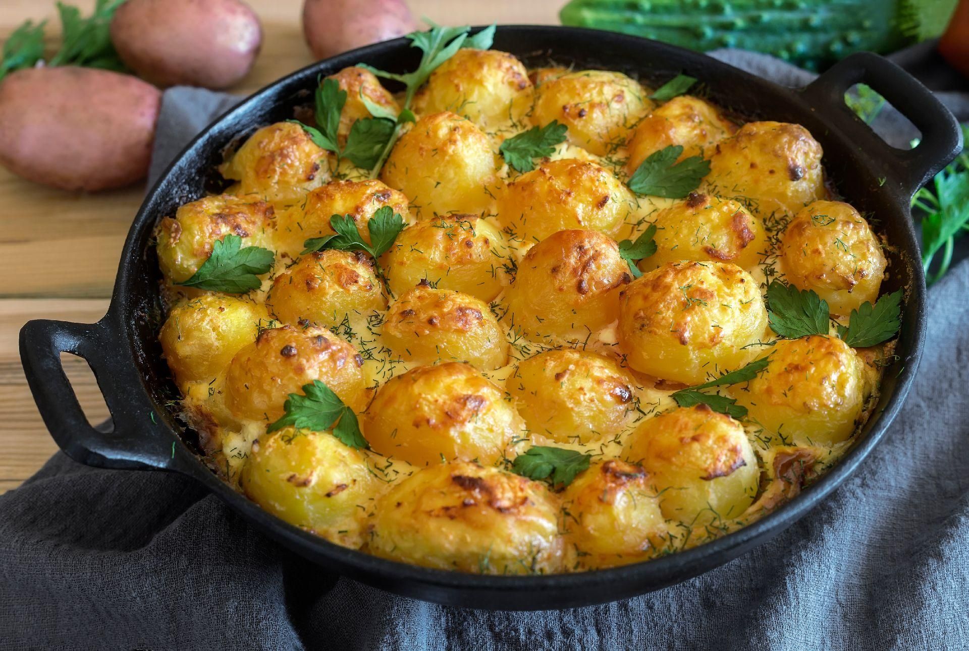 Weź młode ziemniaczki, kremowy sos i zioła. Efekt powala - Beszamel.pl