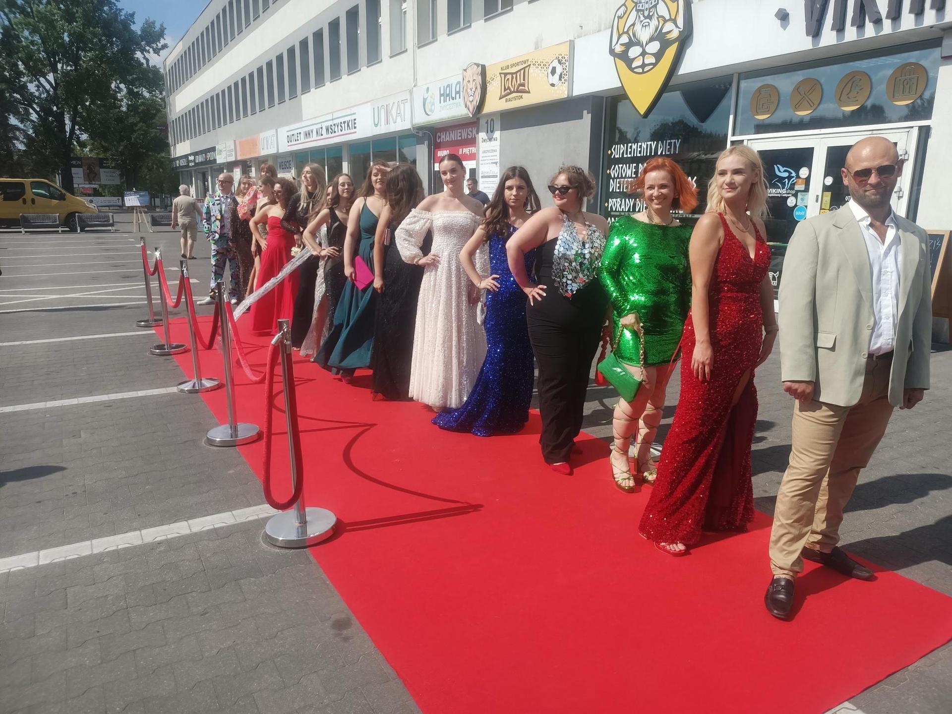 Czerwone dywany i pokazy mody. Światowy Dzień Lumpeksów w Białymstoku ...