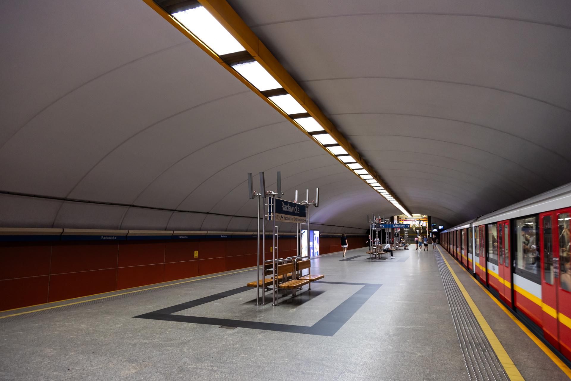 Utrudnienia w metrze. Dlaczego metro nie jeździ? Skrócona linia M1 i ...