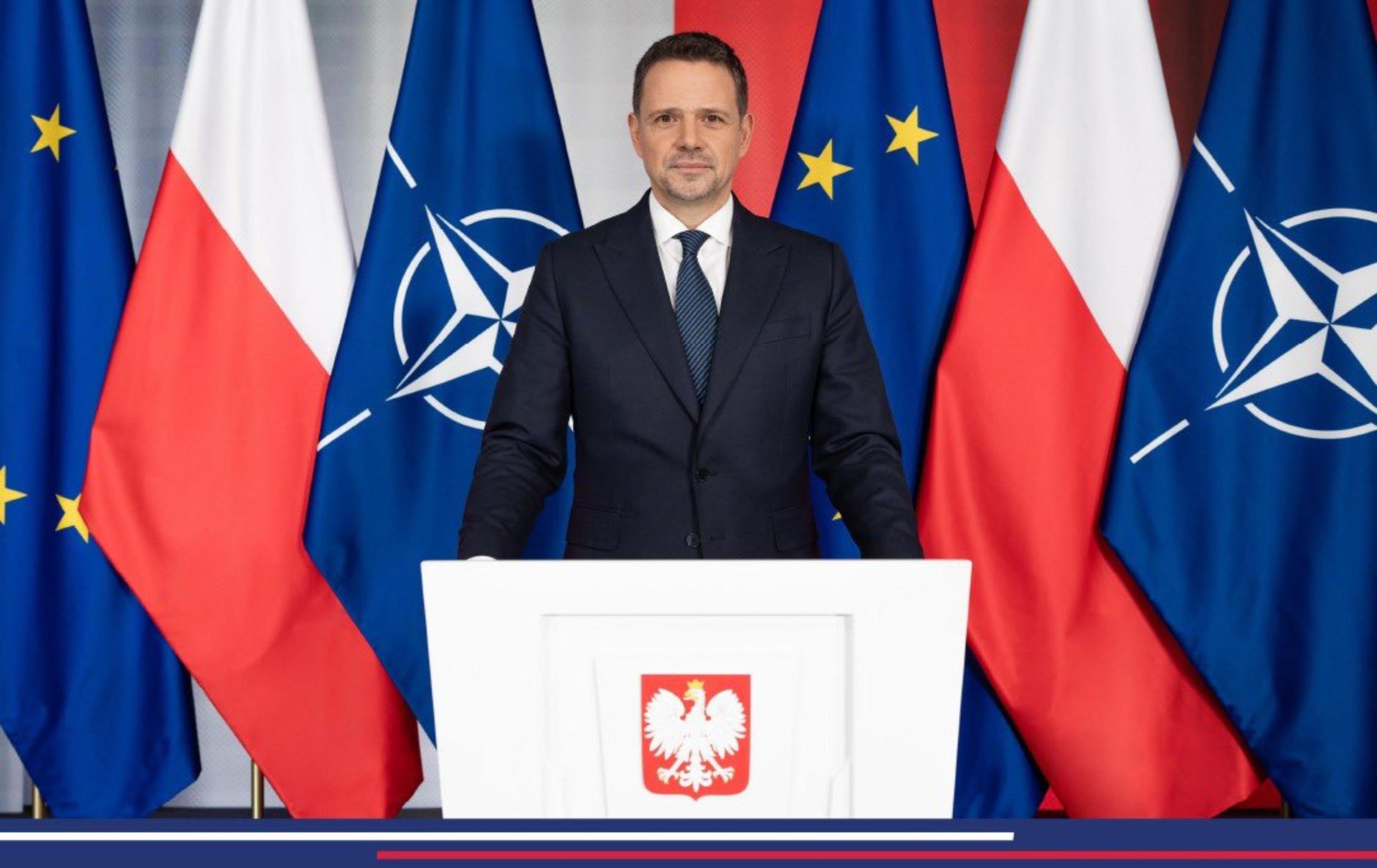 Trzaskowski podświetla Pałac Kultury na konkretne barwy. Burza w sieci ...