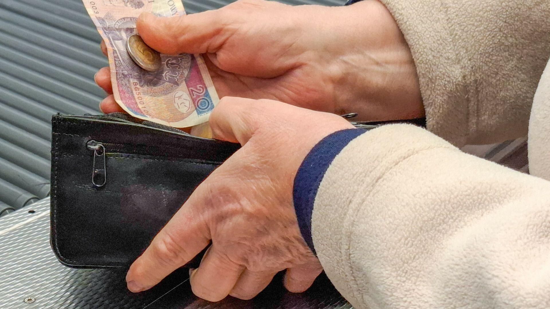 Ci seniorzy mogą niedługo otrzymać nawet 65 tys. złotych od ZUS! Chodzi ...