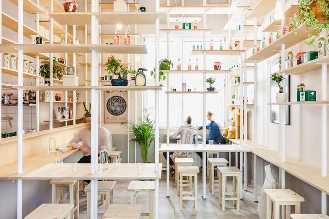 Japoński minimalizm w centrum Warszawy: Vegan Ramen Shop projektu ...