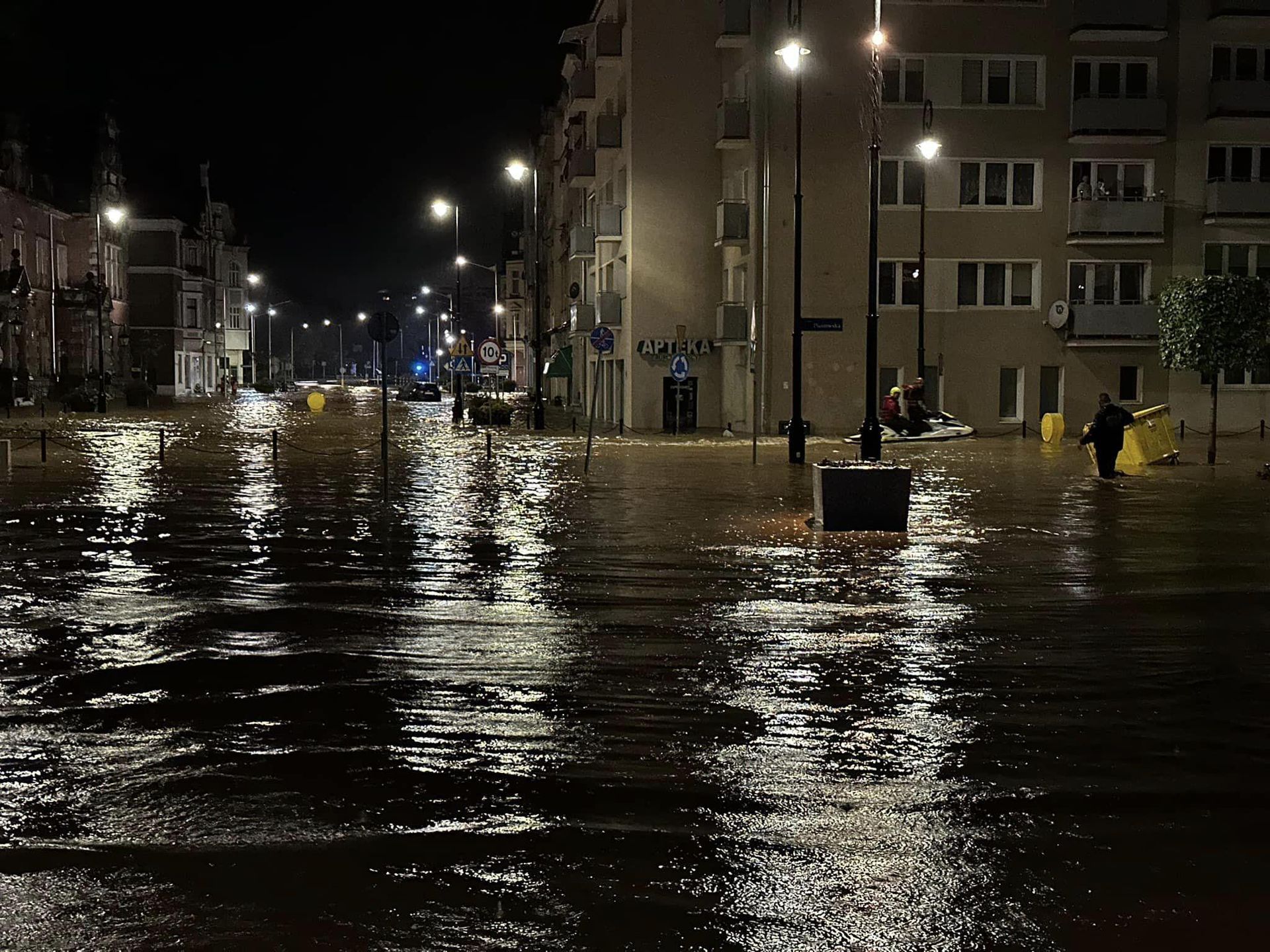Trudna sytuacja szpitala w Nysie; pacjenci ewakuowani na pontonach i ...