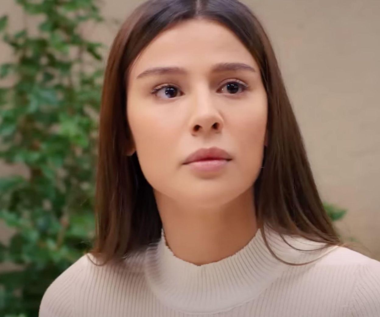 "Miłość i nadzieja" odc. 61: streszczenie. Naciye daje Zeynep pieniądze i wyrzuca ją z domu ...