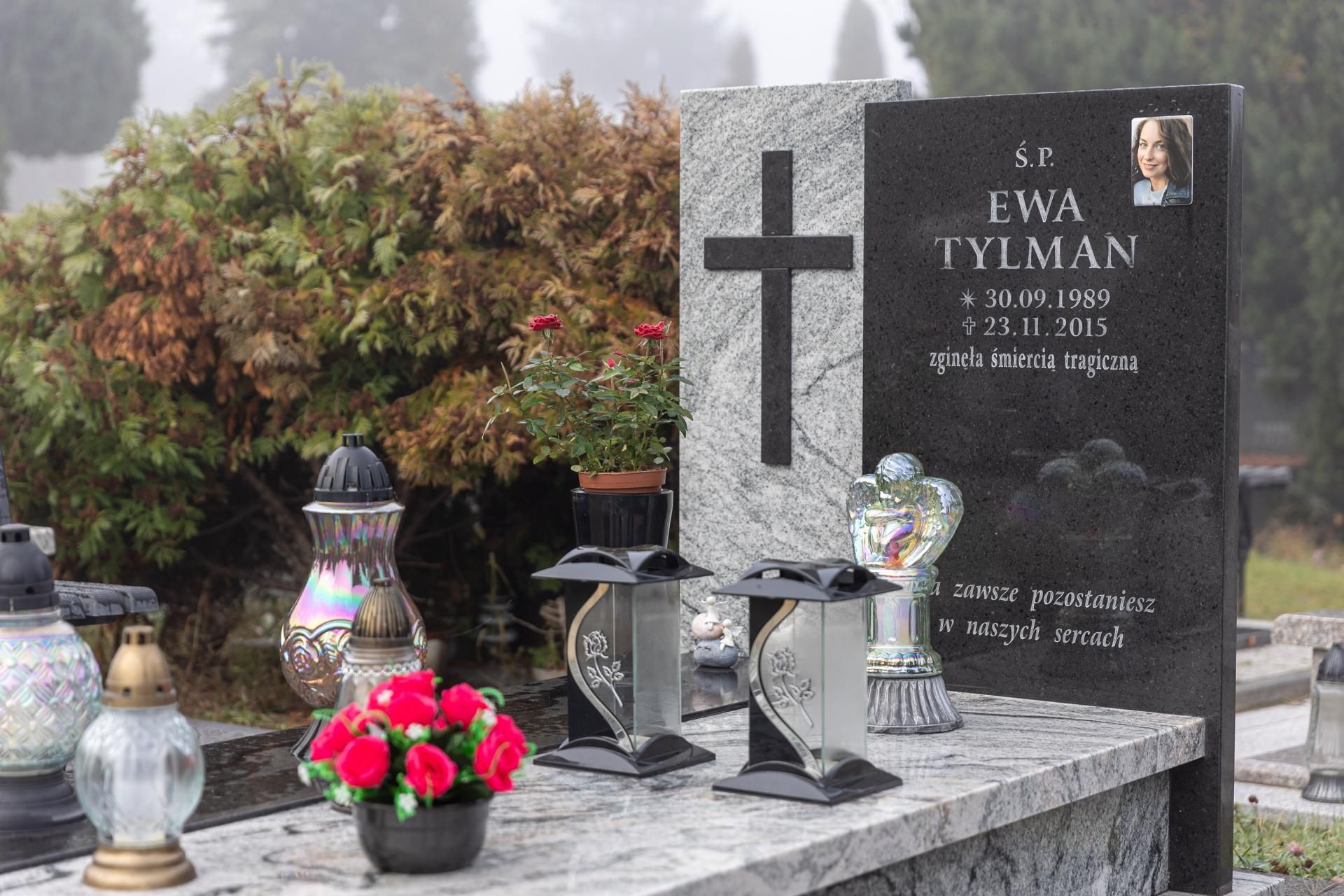 Tak wygląda grób Ewy Tylman. Jej ojciec wylał nad tą mogiłą morze łez ...