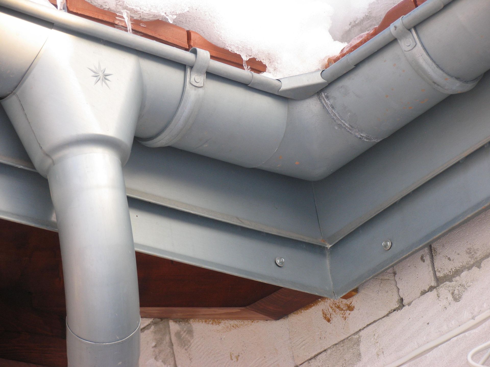 Rynny stalowe, rynny z PCV i inne. Porównanie systemów rynnowych ...