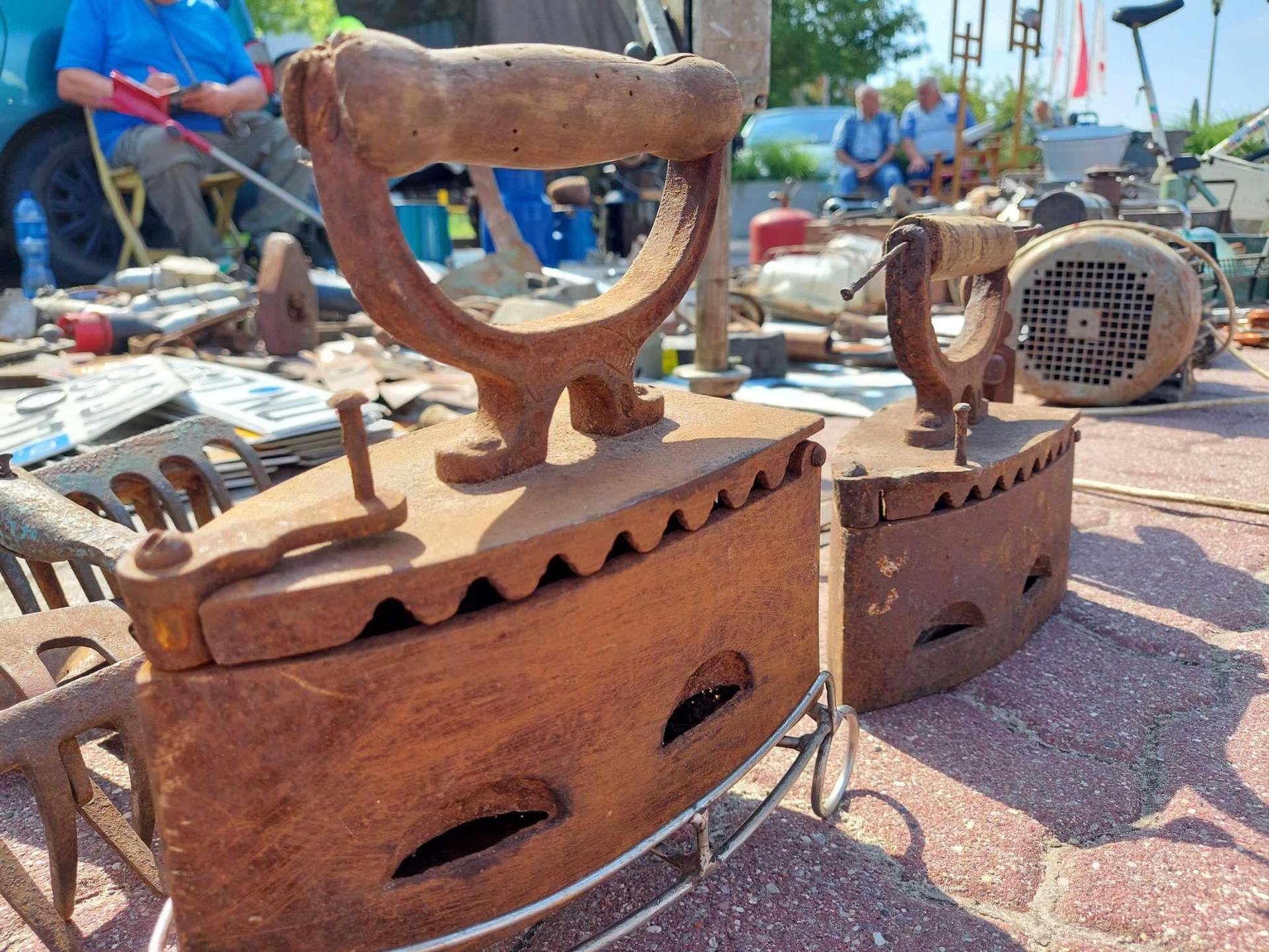 Giełda staroci i różności w Starachowicach. Dziś dużo sprzedających i ...