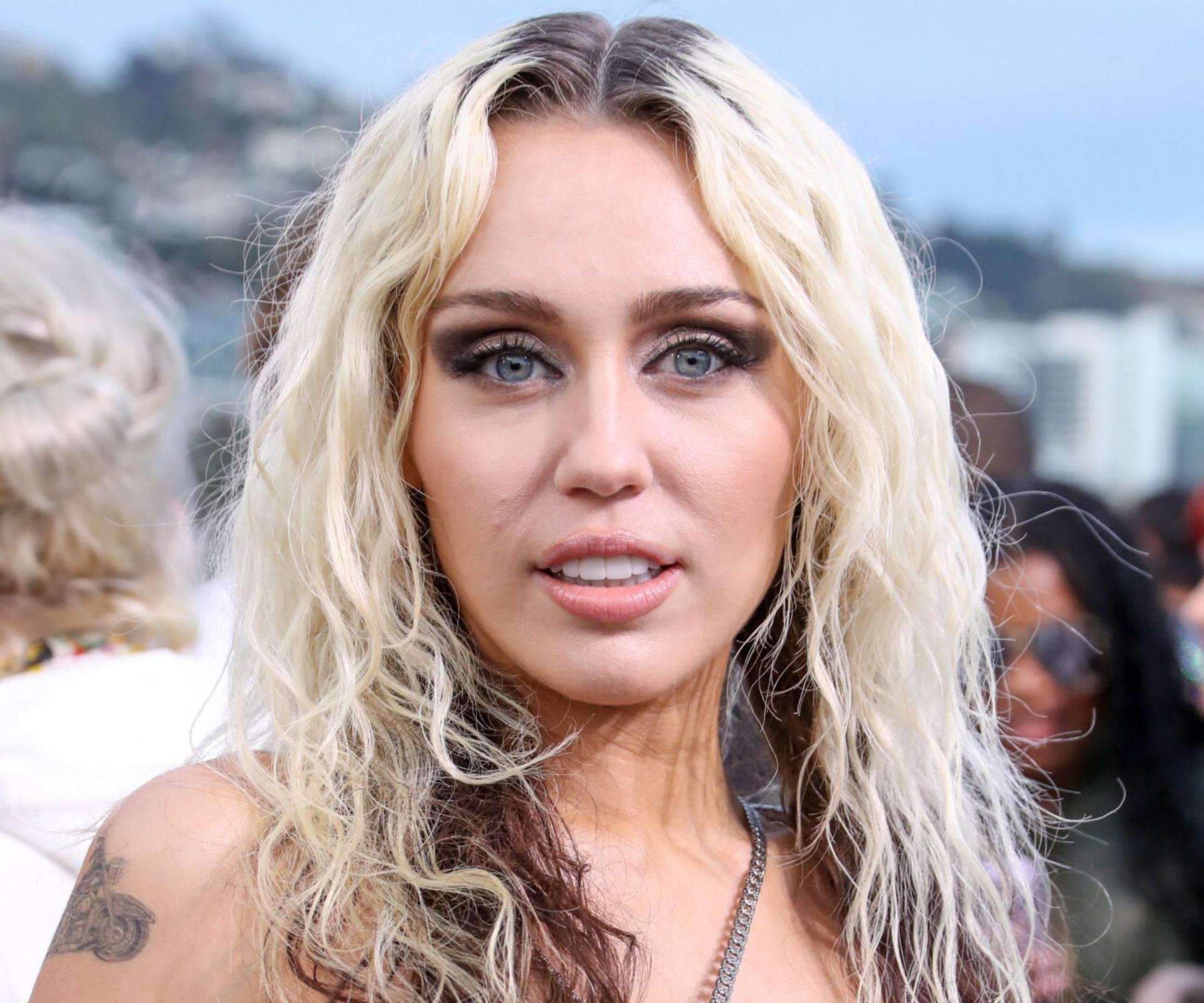 Miley Cyrus po 12 latach wróciła do dawnego koloru włosów. Dobra ...