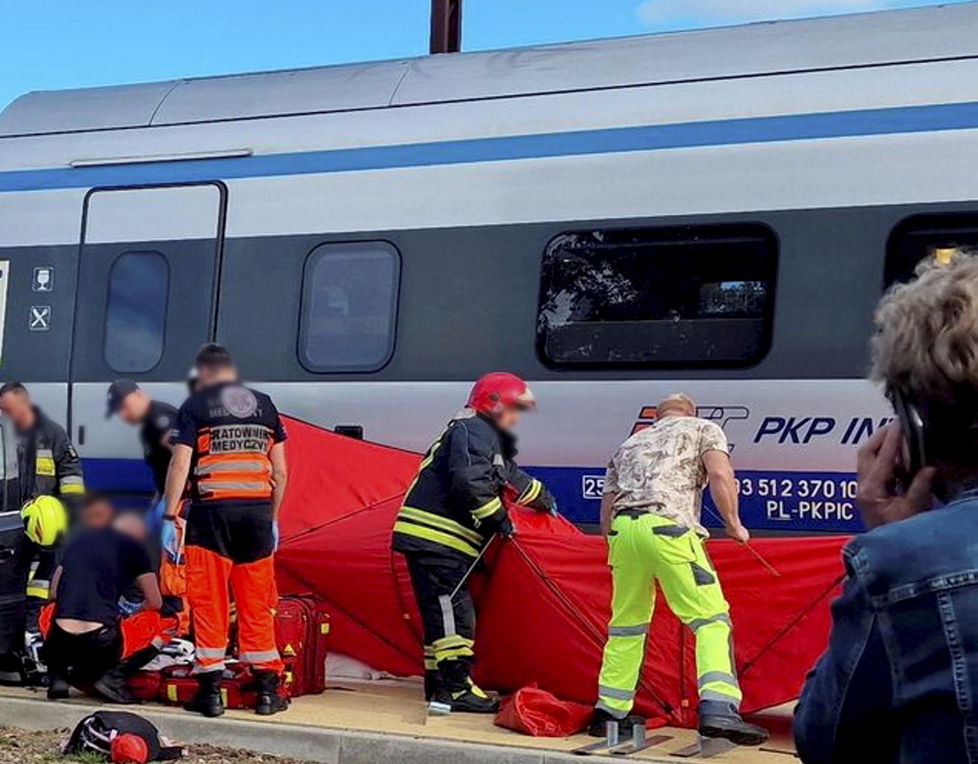 Tragedia na torach. Pieszy zginął uderzony przez pociąg, na ratunek nie ...