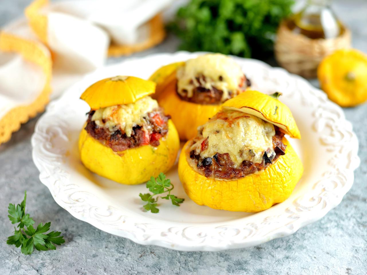 Patisony nadziewane białą kiełbasą i warzywami: proste, tanie, pyszne ...