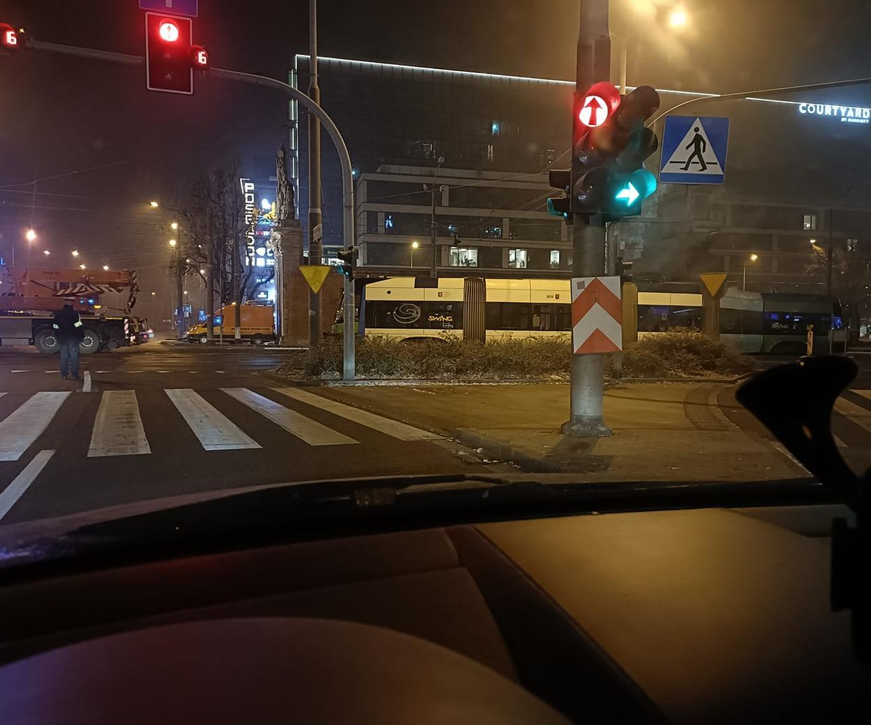 Wykolejenie tramwaju na Bramie Portowej w Szczecinie. Spore utrudnienia w centrum: opóźnienia i ...