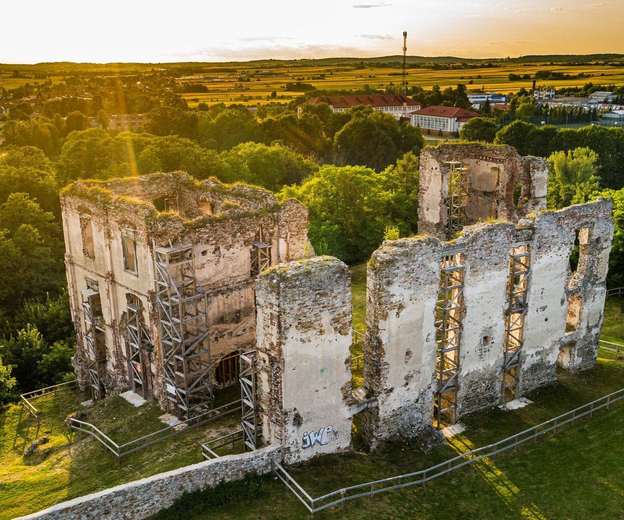 Zamki, pałace i ruiny w Świętokrzyskiem: Gdzie warto się wybrać i co ... Zamki, pałace i ruiny w Świętokrzyskiem: Gdzie warto się wybrać i co ...
