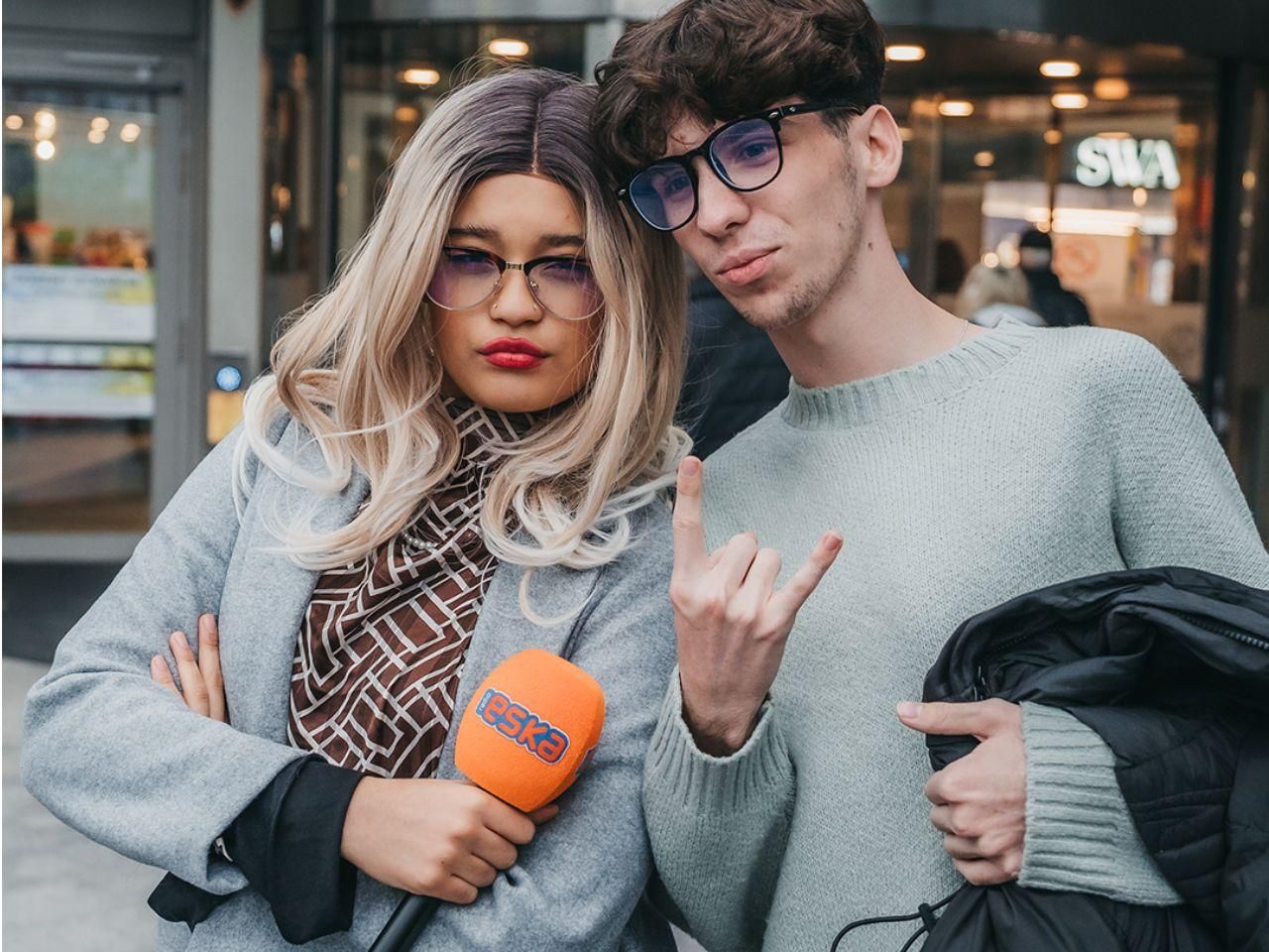 Sara James udaje, że nie jest Sarą James i pyta o nowy singiel Sary ...
