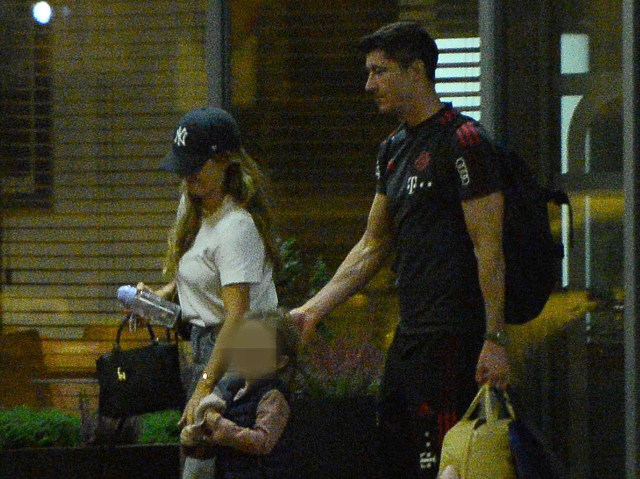 Lewandowski przyleciał do Polski prywatnym odrzutowcem. Gwiazda ... Lewandowski przyleciał do Polski prywatnym odrzutowcem. Gwiazda ...