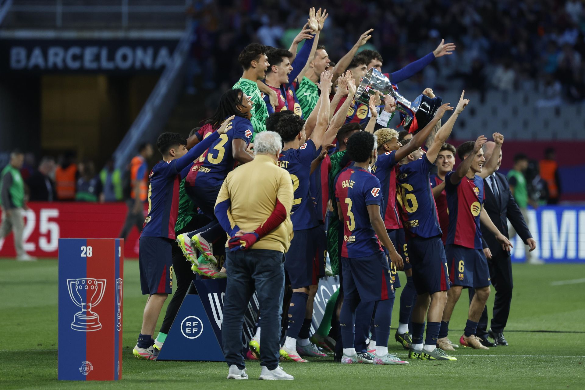 Wielka feta: Barcelona już z pucharem za mistrzostwo Hiszpanii. Co za ...