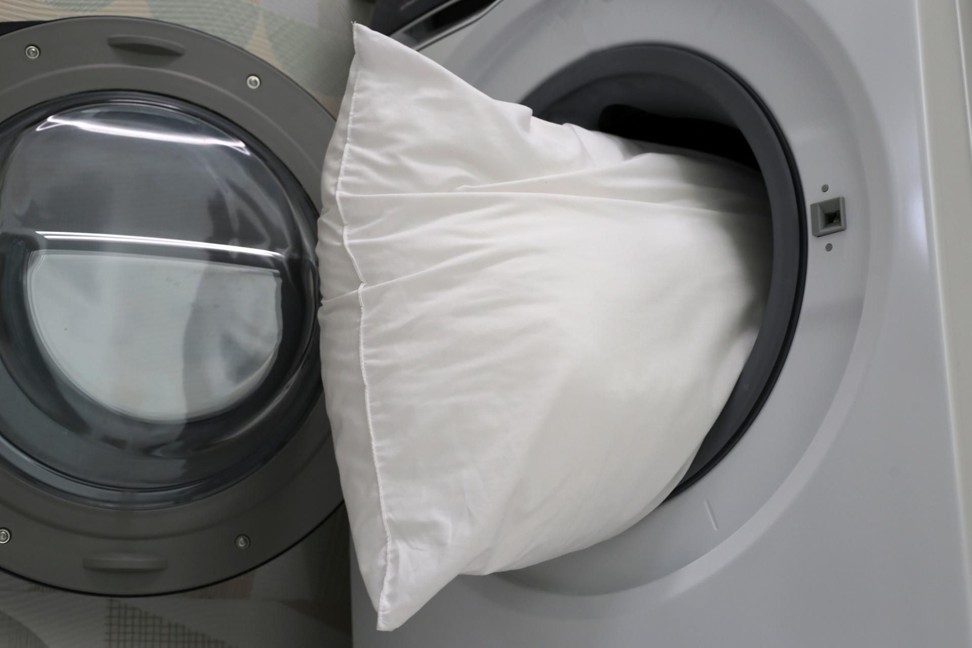 Wlej 1/2 szklanki do pralki i upierz poduszki, a będą puszyste i mięciutkie. Usunie bakterie i ...