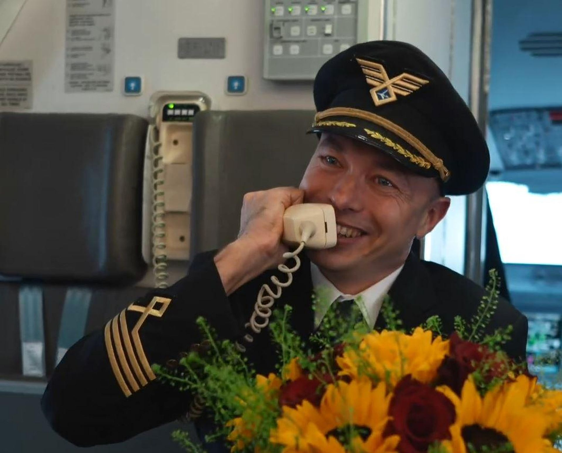 Sceny jak z filmu w samolocie z Warszawy. Nagranie wyciska łzy wzruszenia - Warszawa Radio ESKA