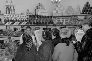 QUIZ PRL. Pamiętasz zakupy i handel w PRL-u? Za komplet kawa i ...