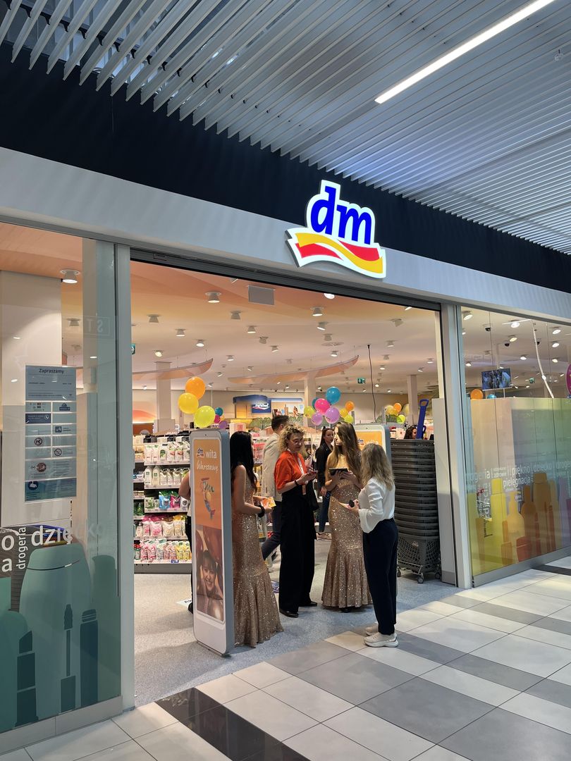 Pierwsza drogeria dm w Warszawie otwarta. Rossmann i Hebe z nową ...